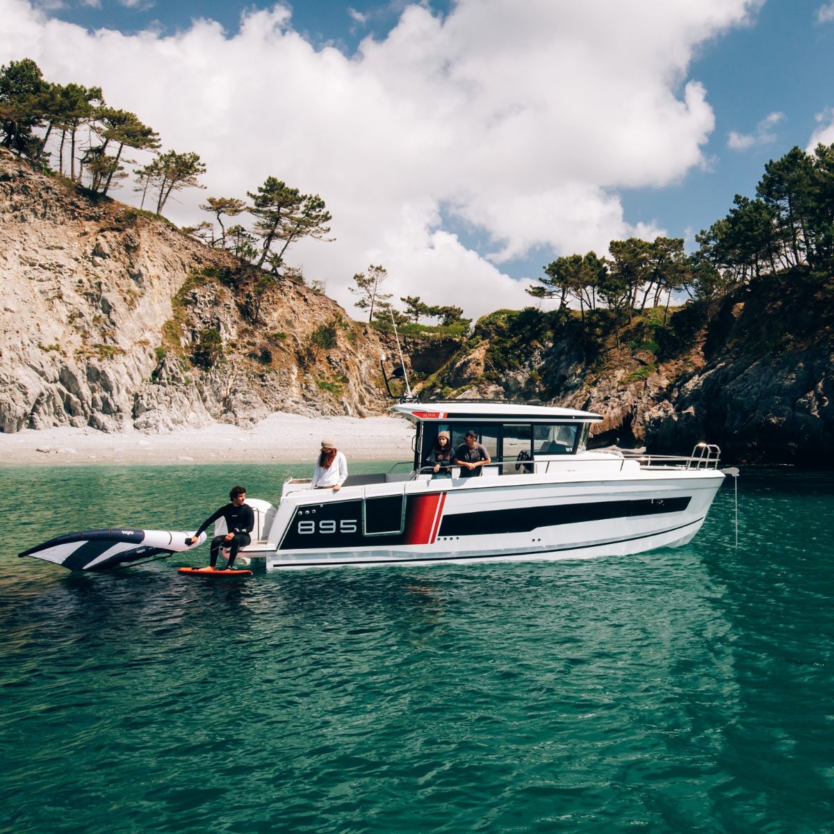 Powerboats and sailboats for sale | Jeanneau